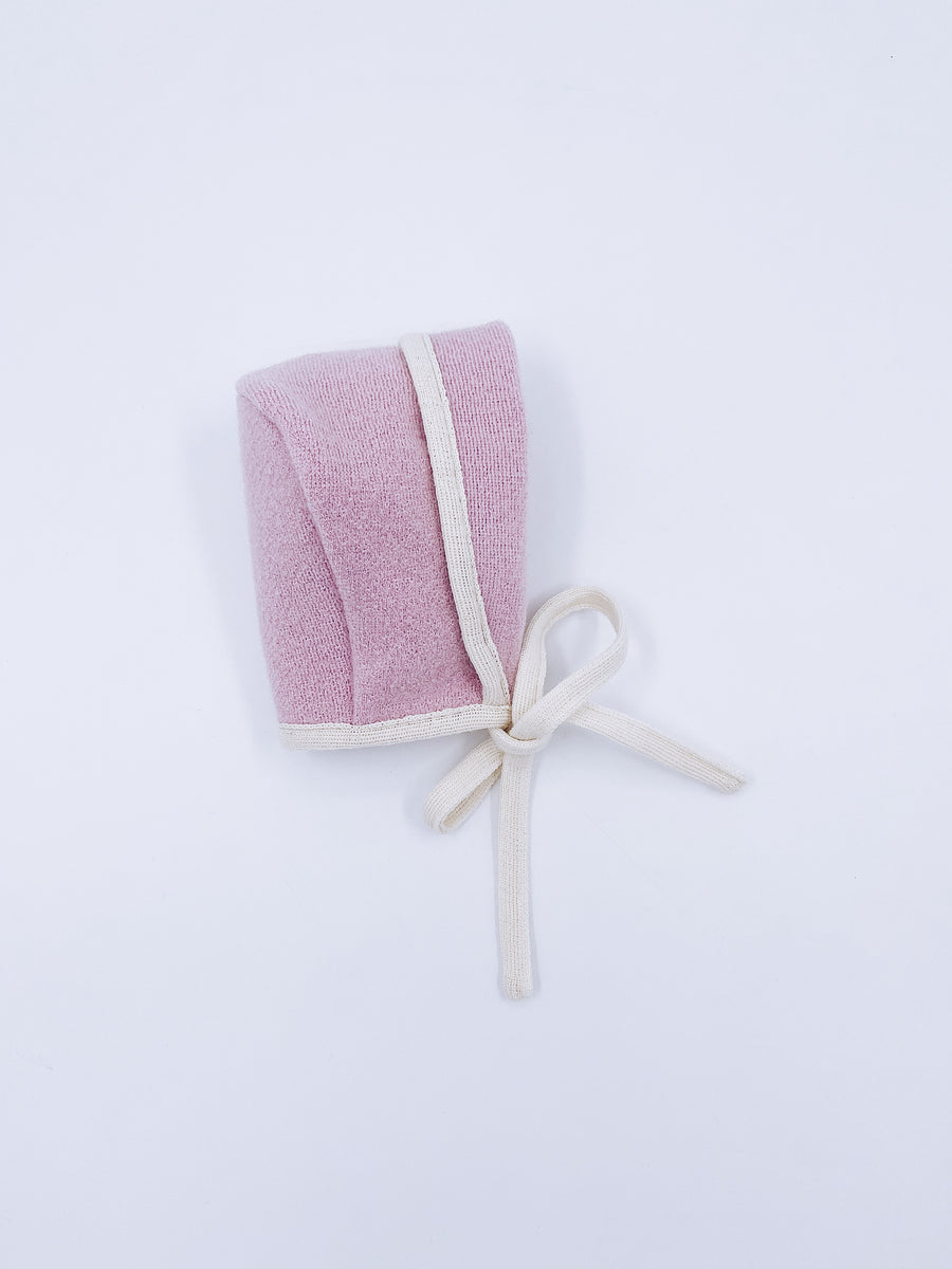 Beautiful pink merino wool bonnet with cream details. – MI LOVES